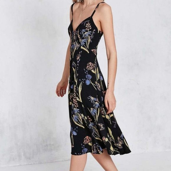 Kimchi Blue | Dresses | Kimchi Blue Floral V Cross Back Midi Dress ...